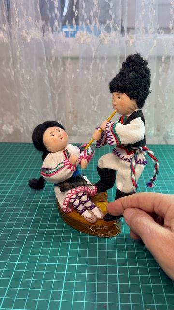 Куклы в народном молдавском костюме.