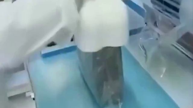 Консоли Xbox тестируются и упаковываются. (2001)