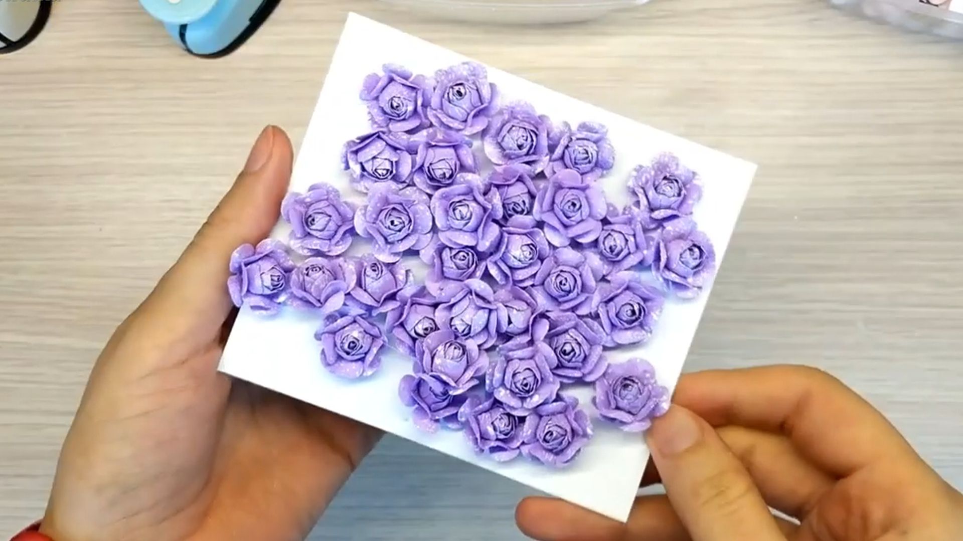 Как я делаю декора для сердечной коробочки: розочки и листики из бумаги, основа коробочки из картона