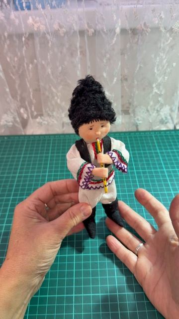 Кукла в народном молдавском костюме.