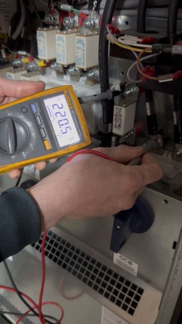 Замеры напряжения на клеммах ИБП
