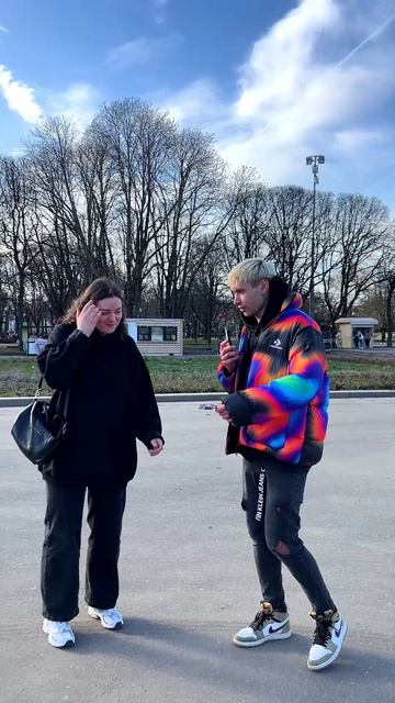 Даем девушкам вкусняшки за чеканку