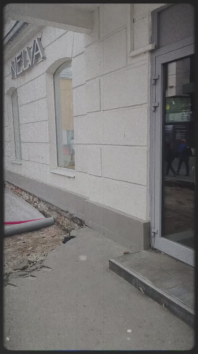 Разгадка тайны: почему в Москве окна по пояс? 🏛️