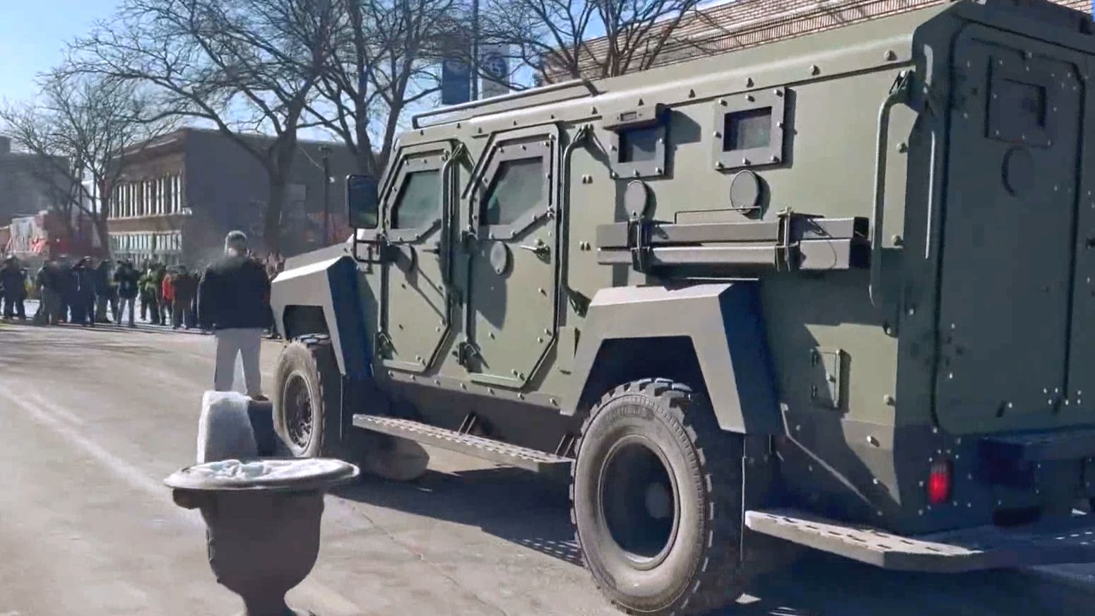 США ВВЕЛИ БРОНЕТЕХНИКУ В МИННЕАПОЛИС - штат Миннесота.