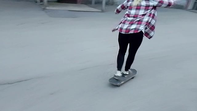 Учусь кататься на скейтборде.Не удачное падение со скейтборда в России.