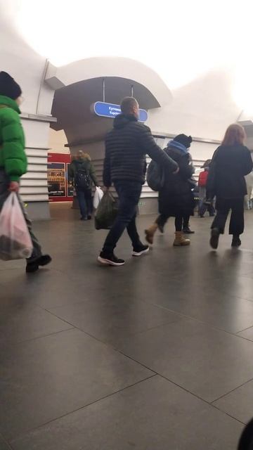 Ст.метро Невский проспект,Ленинград (СПб) - интерьер,пассажиры,прибытие поездов Фрагмент 4