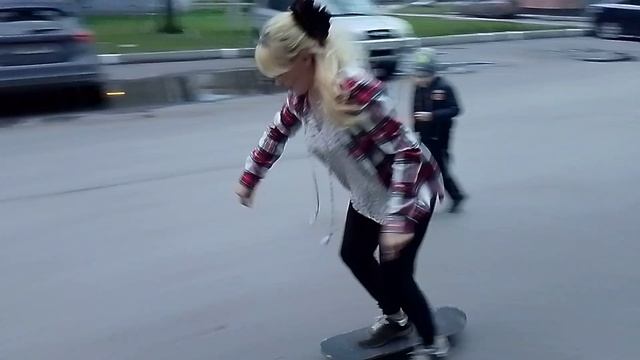 Учусь кататься на скейтборде.Не удачное падение со скейтборда в России.