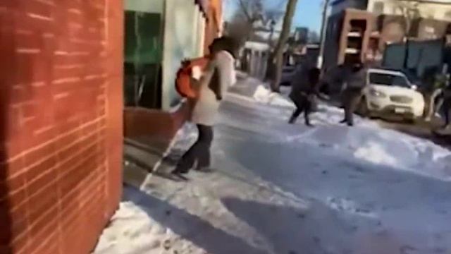 10 агентов ICE открывают огонь.