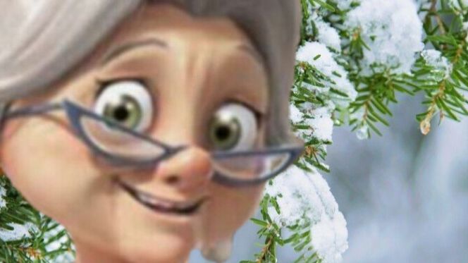 Салат с копченой колбасой и солёными огурцами.