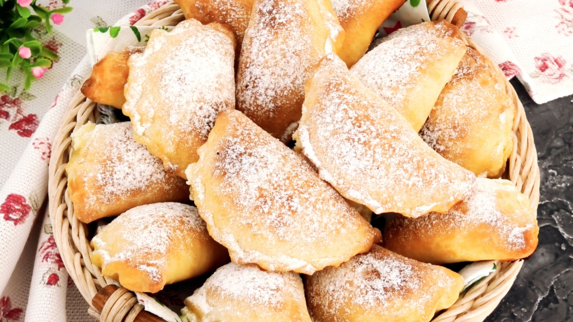 Пирожки из нежного слоеного теста с творогом