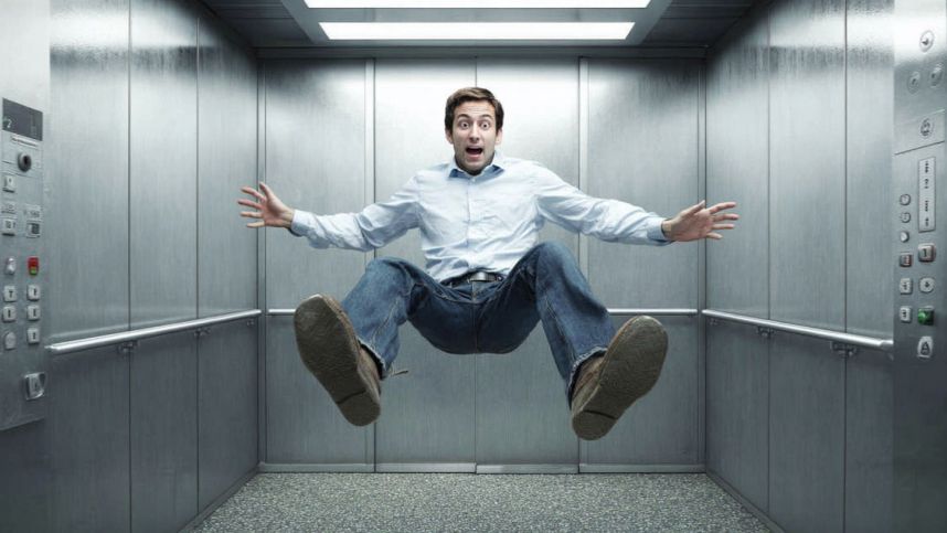 Выжить внутри кабины: что делать, если лифт начал падать или застрял