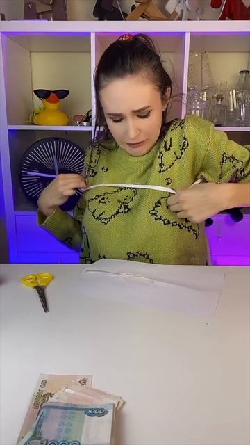 Как пролезть через лист бумаги? 😱 Показываю.