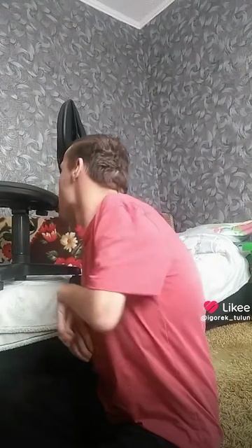 поднимаю стул зубами ртом а вам так слабо повторить