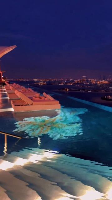 Инфинити-бассейн на крыше отеля