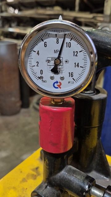 Испытание изготовленного сосуда из нержавеющей стали под высокое давление.