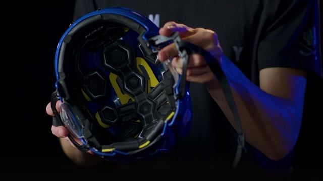 Шлем CCM TACKS 310 — надёжная защита по доступной цене | Полупрофессиональный уровень