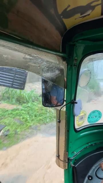 Шри Ланка. Тропический ливень застал на горной дороге