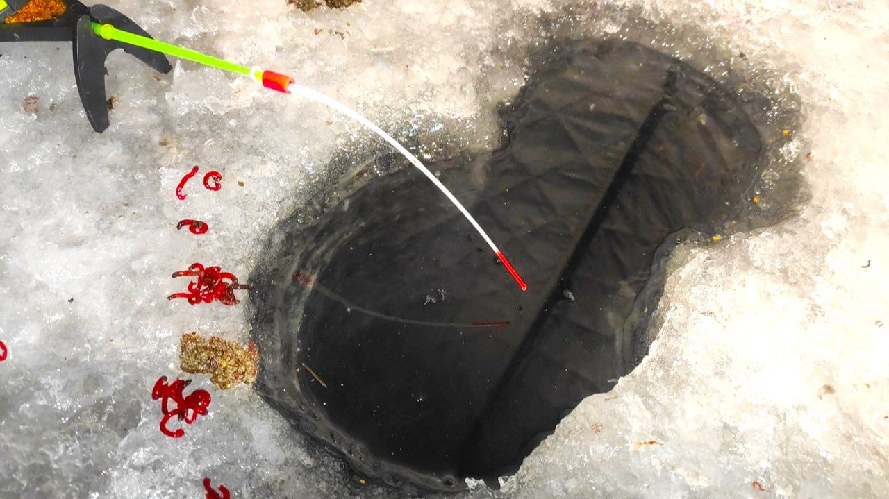 РАЗБУРИЛ ПОЛЫНЬИ - ЧТОБЫ ОНИ ПРОЛЕЗЛИ!!! ЗИМНЯЯ РЫБАЛКА НА УДОЧКУ