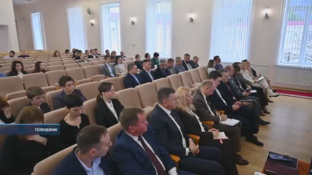 Новая рабочая неделя началась в городской администрации с расширенного планерного совещания.