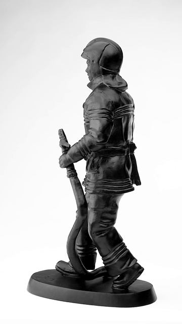 Статуэтка чугунная "Пожарный". Артикул 200134. https://феникс.art