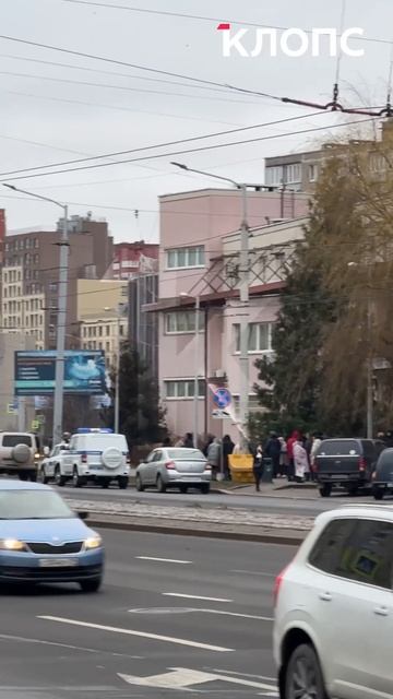 Около здания — полицейская машина с мигалками