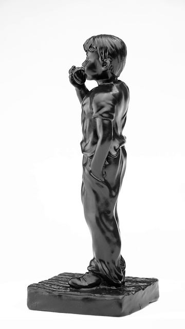 Статуэтка чугунная "Мальчик с яблоком". Артикул 200051. https://феникс.art