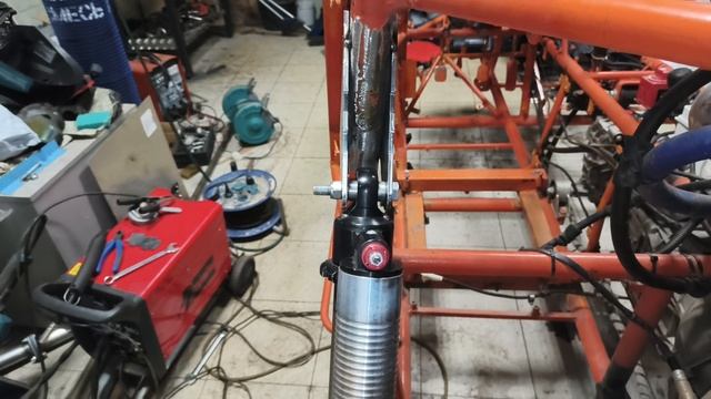 Выставляю кронштейны заднего амортизатора