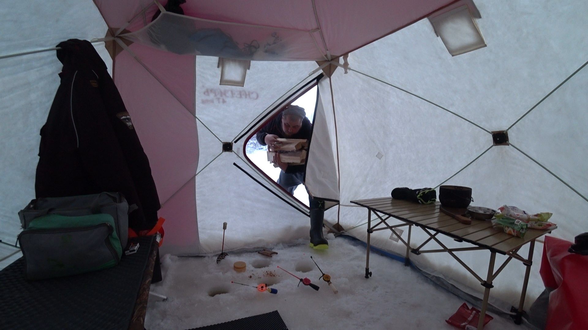 ОДИН НА ОМУТЕ, ГДЕ ЛИСЫ И ВОЛКИ! ЗАКРЕПИЛСЯ С ПАЛАТКОЙ С ПЕЧКОЙ \ РЫБАЛКА В МОРОЗ НА ПЛОТВУ И ЕЛЬЦА.