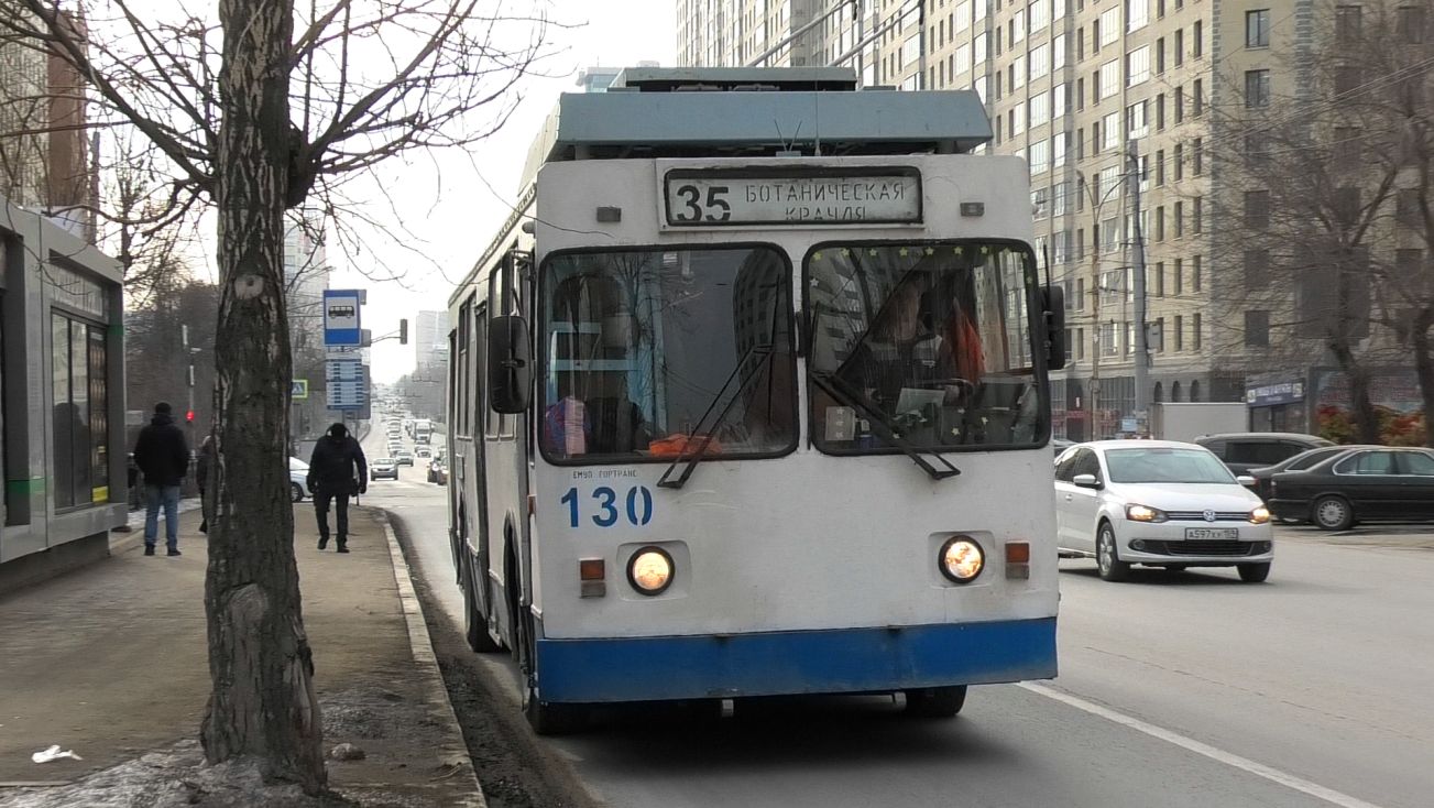 Троллейбус Екатеринбурга ЗиУ-682 КР Иваново №130 маршрут 35 на остановке "улица Декабристов"