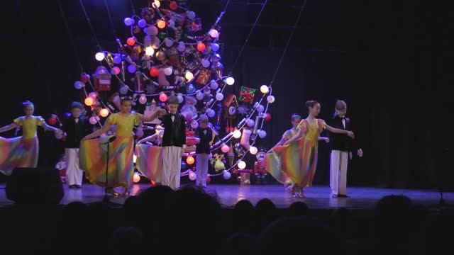 На балу (Менуэт, вальс)