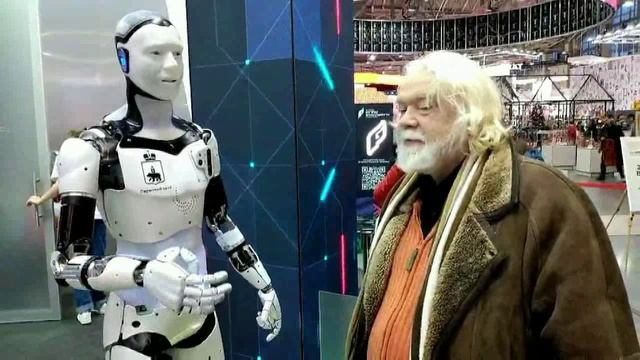 Робот АРДИ на ВДНХ читает стихи поэта Игоря ТЮЛЕНЕВА