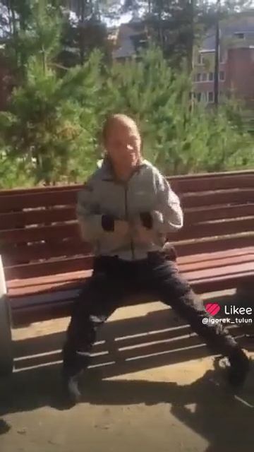 зажигаю на скамейке