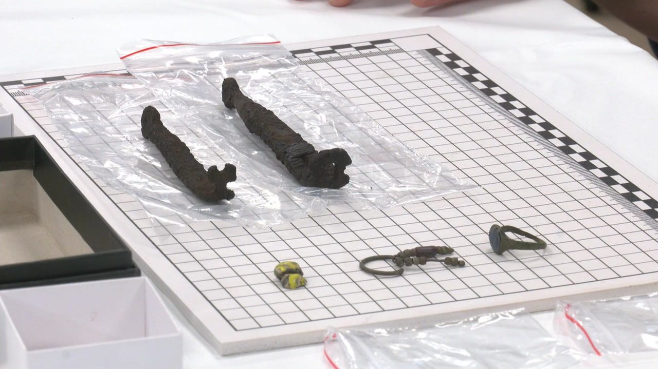 Древние украшения, ключи и монеты