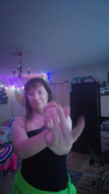 Решила вам востока выложить немного, тут пришел муж, я ему за кадром тоже станцевала