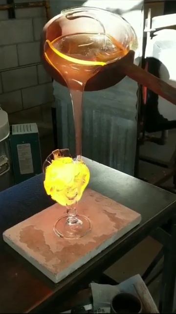 Расплавленное стекло в стеклянном кубке