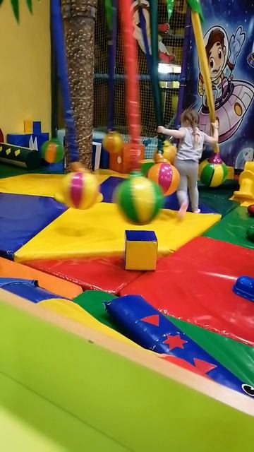 Внучка на аттракционе