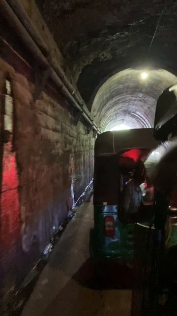 Шри Ланка. Канди. По тоннелю в скале