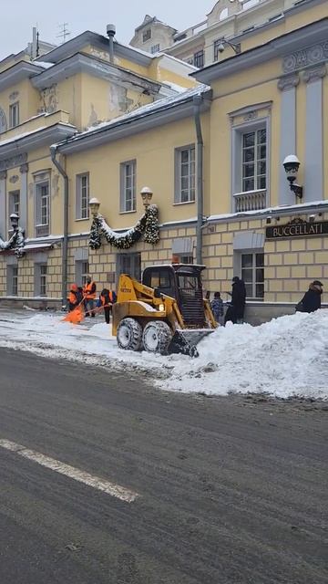 Мини-погрузчик ЧЕТРА в центре московской улицы | ЧЕТРА МКСМ | коммунальная техника
