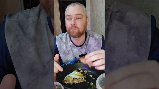 Иов. Яйца жареные со сериалами и курицей + морская капуста. Мукбанг, еда на камеру.