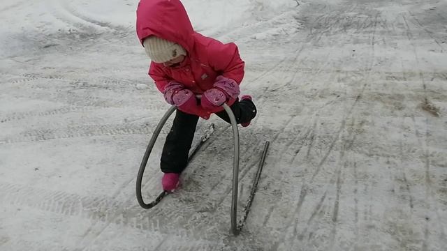 Внучка на зимнем самокате