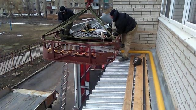 Изготовление и монтаж металлического фриза с консольным свесом 2 метра