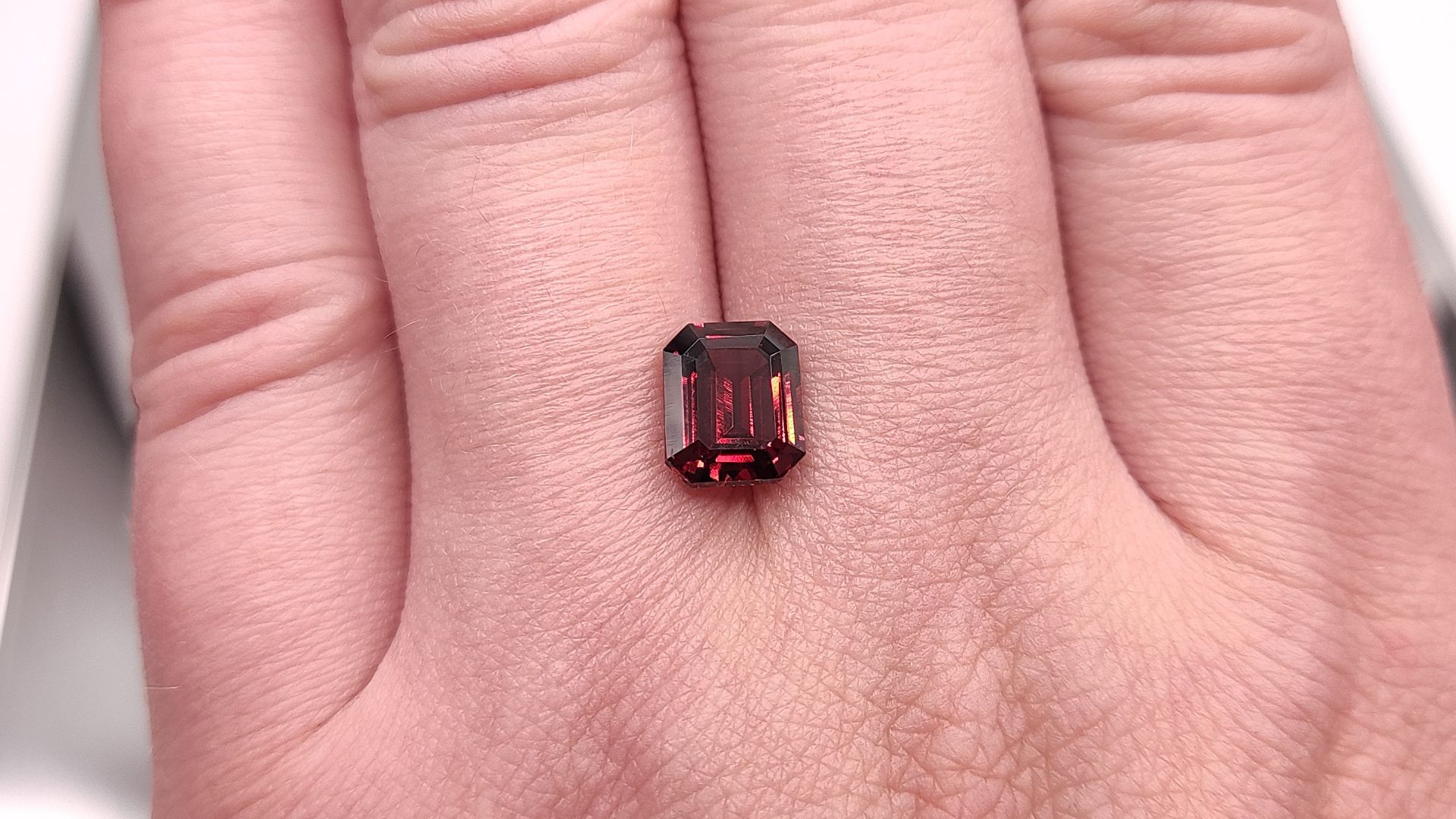 Гранат Пироп октагон 3.13 ct. Мозамбик + гемм. заключение