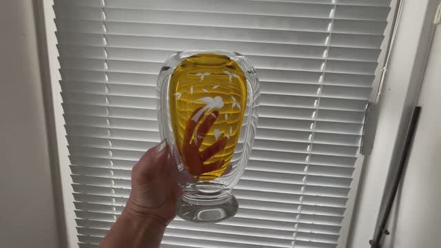 Ваза хрустальная, яйцевидной формы. С янтарной обработкой и гравировкой. Hovmantorp. Sweden.