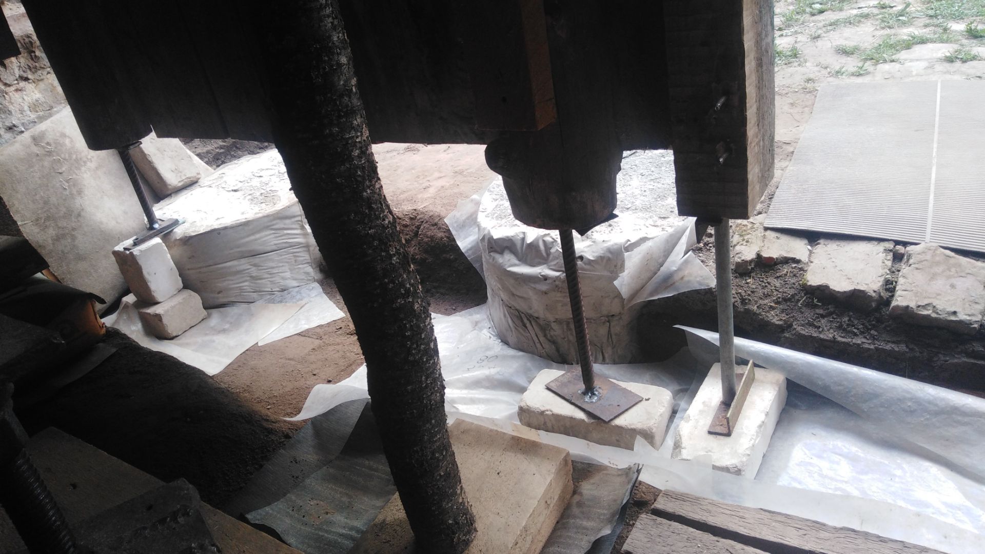 Армируем дубовые опоры для заливки фундамента!