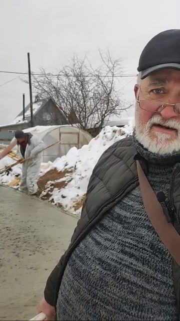 Зимний бетон дороже летнего, но на копейки. Противоморозные добавки это не дорого, но эффективно.