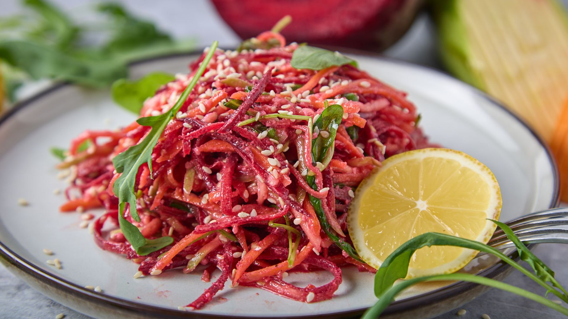 салат из сырых овощей с арахисовой пастой