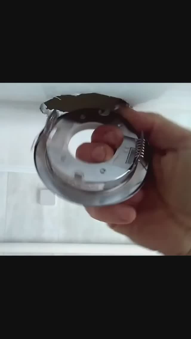 Как установит точечный светильник в потолок