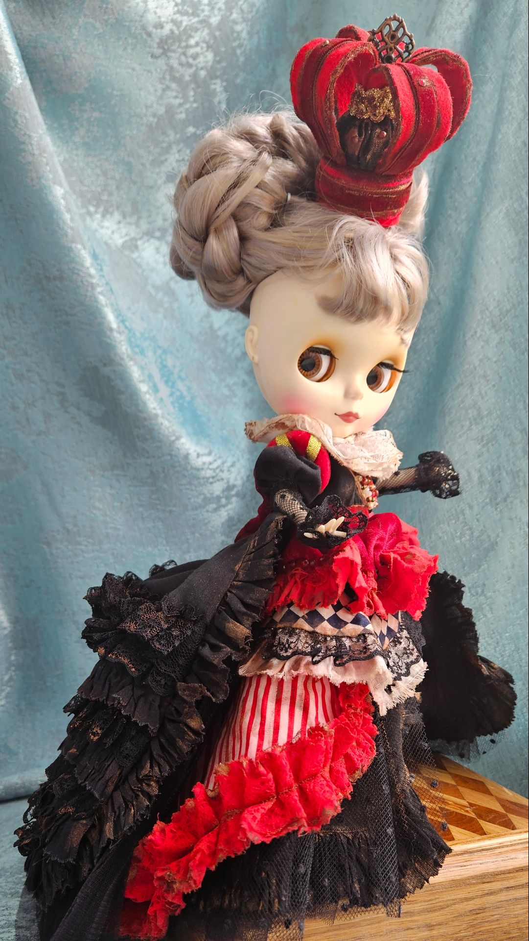 Эксклюзив: авторский наряд «Красная Королева» для куклы Блайз по мотивам фильма Тима Бёртона.