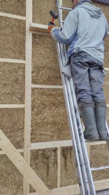 Заделка оконного проема в соломенном доме
