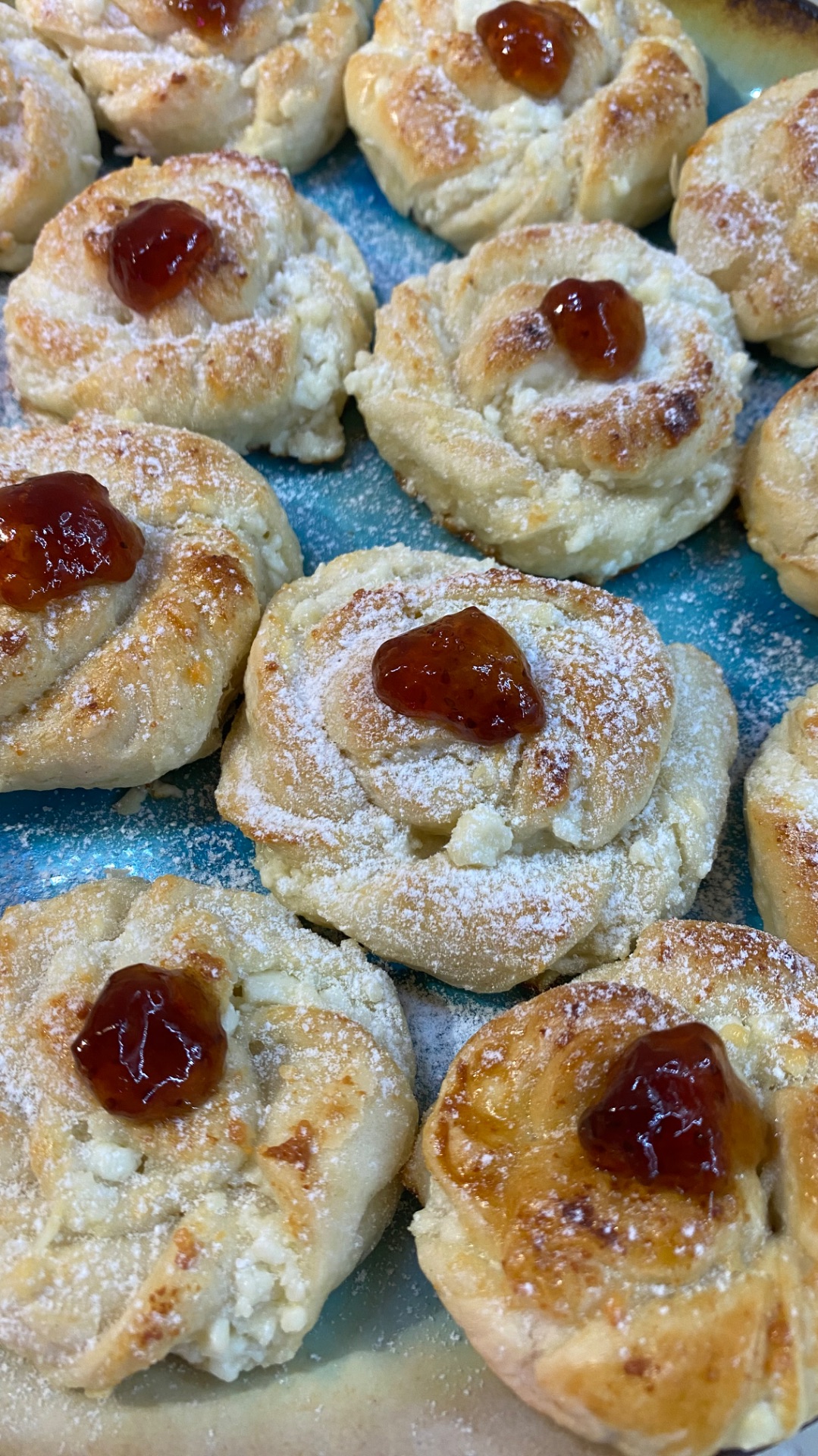 Слоеные улитки с творогом в духовке